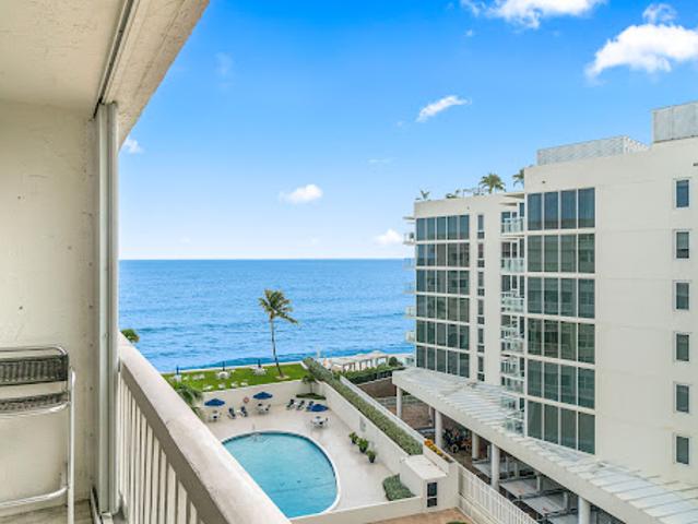 Apartment with pool