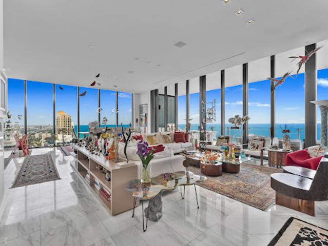 Apartment with pool