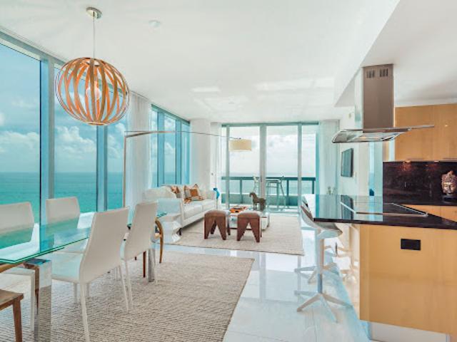 Apartment with pool