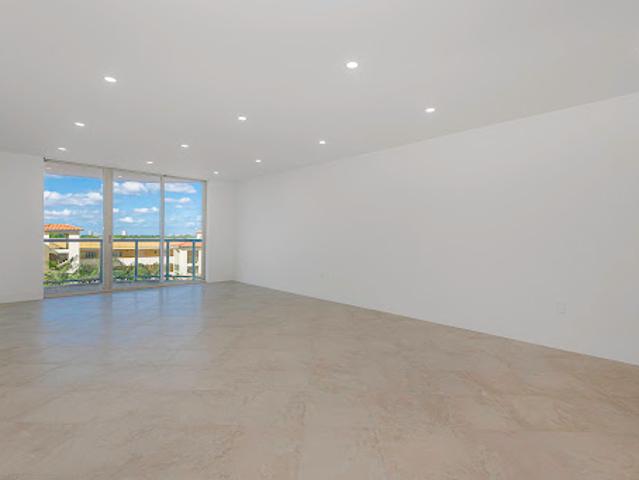 Apartment with pool