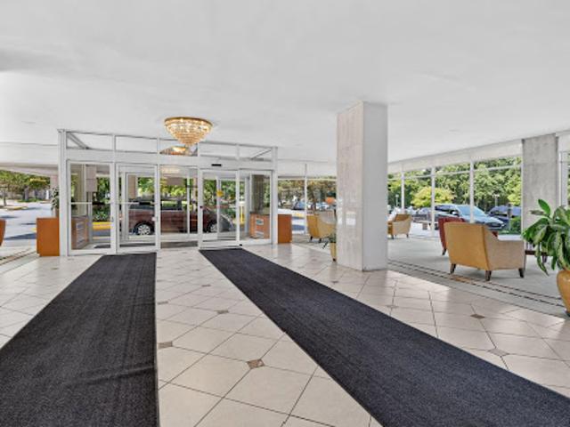 Apartment with pool
