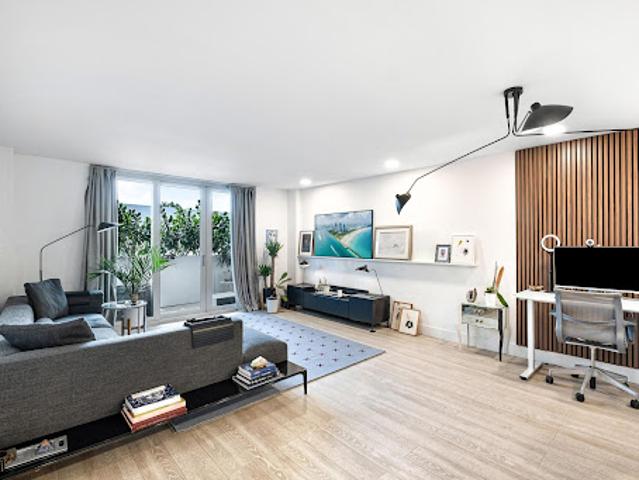 Apartment with pool