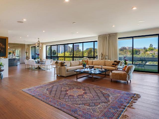Apartment with pool