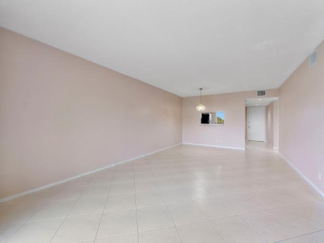 Apartment with pool