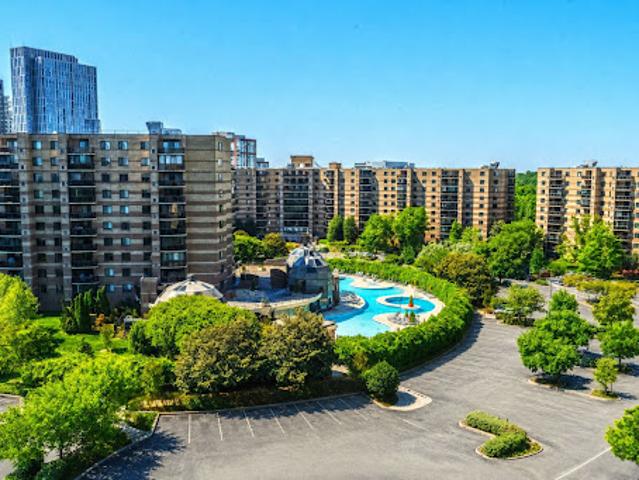 Apartment with pool