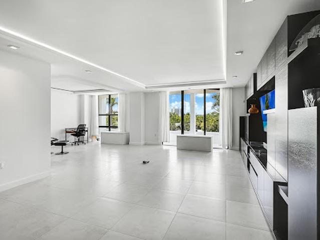 Apartment with pool