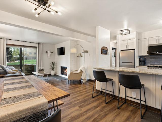 Apartment with pool