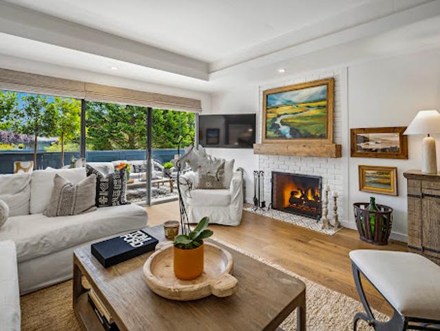 Apartment with pool