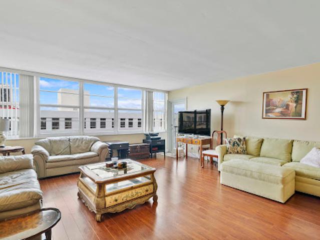 Apartment with pool