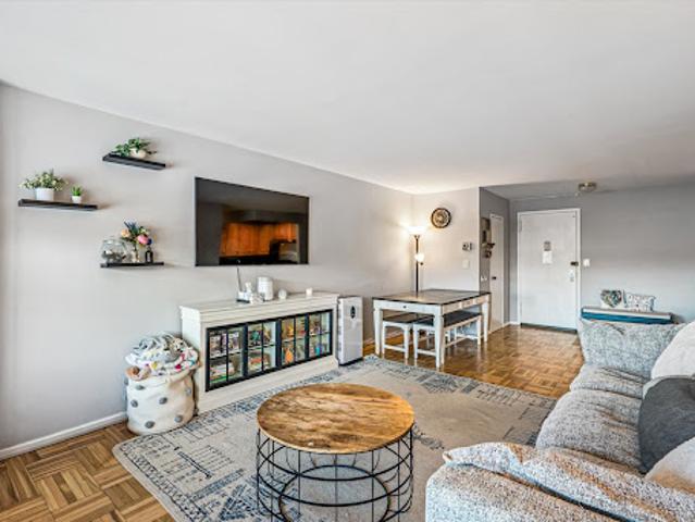 Apartment with pool