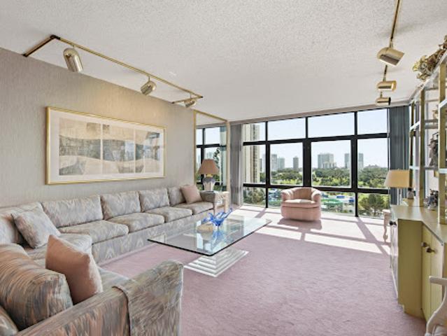 Apartment with pool