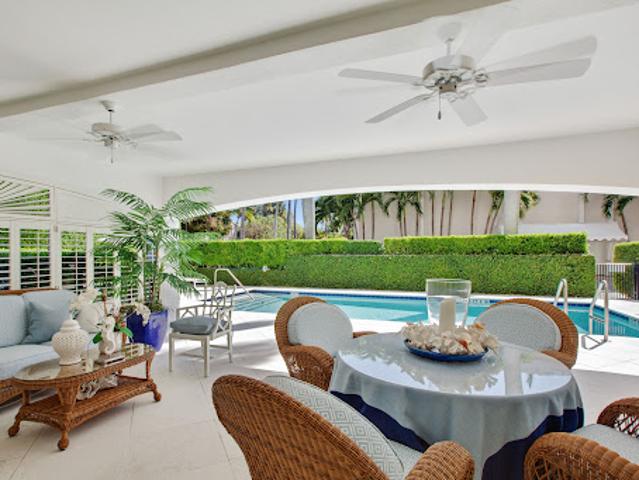 Apartment with pool