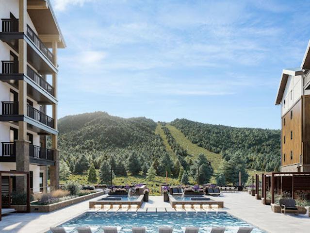 Apartment with pool