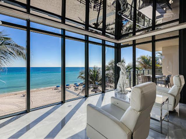 Apartment with pool