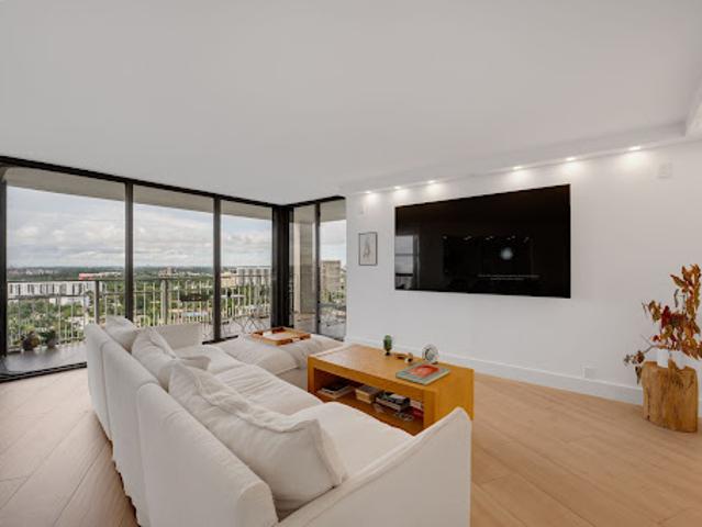 Apartment with pool