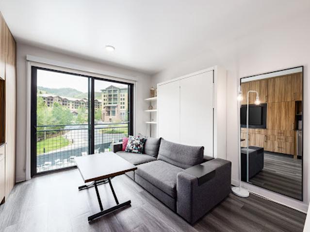 Apartment with pool