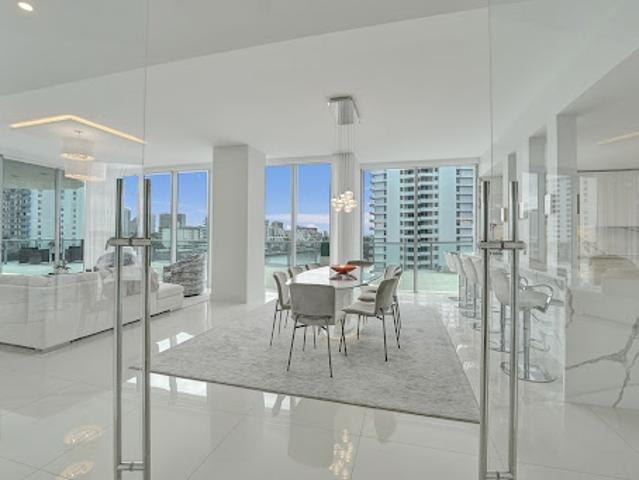 Apartment with pool