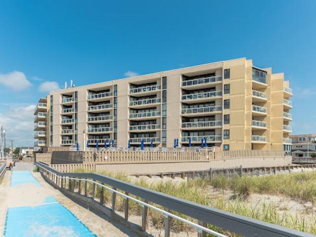 Apartment with pool