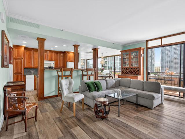 Apartment with pool