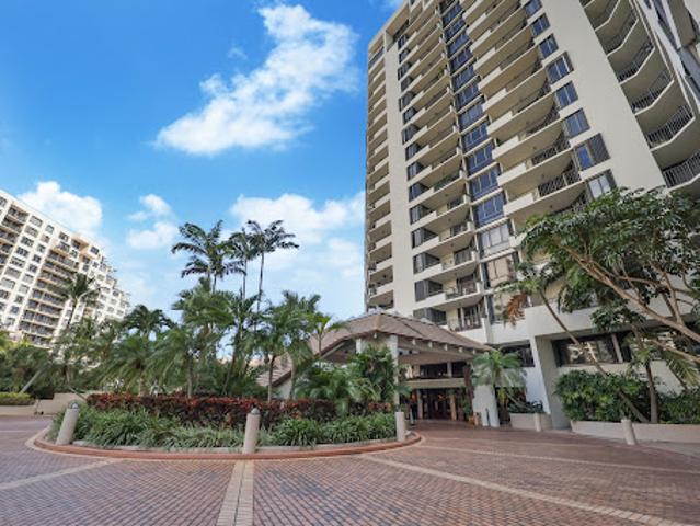 Apartment with pool