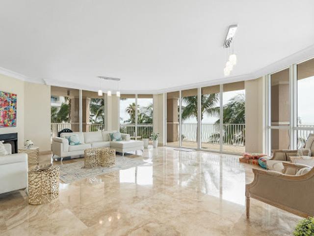 Apartment with pool