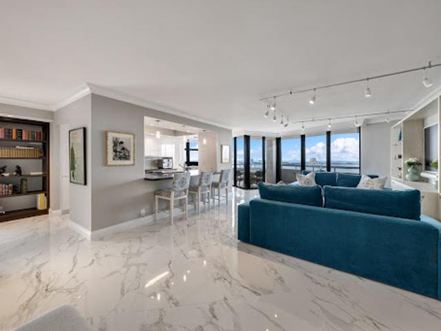 Apartment with pool