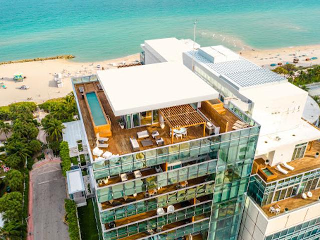 Apartment with pool