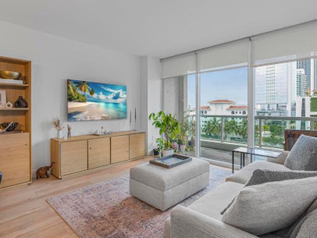 Apartment with pool