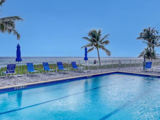 Apartment with pool