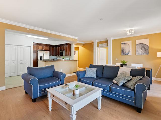 Apartment with pool