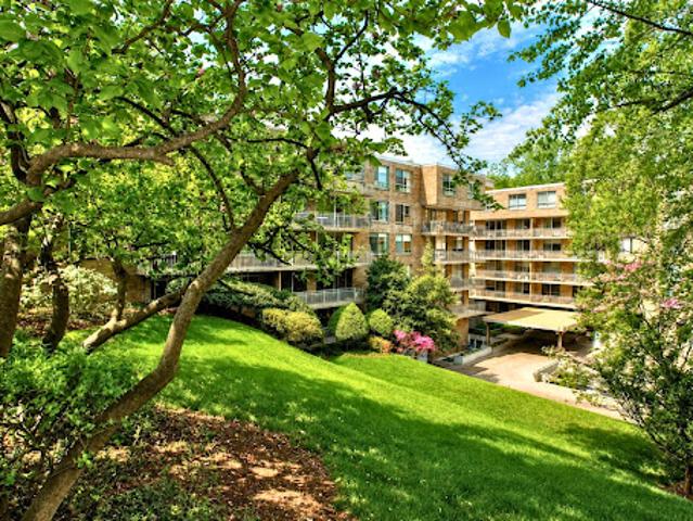 Apartment with pool