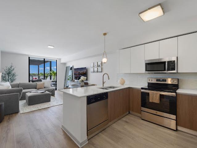 Apartment with pool