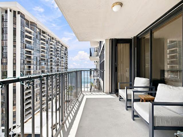 Apartment with pool