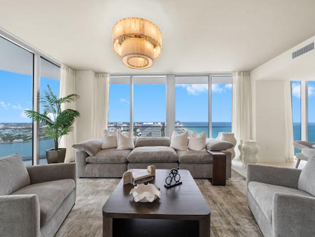 Apartment with pool