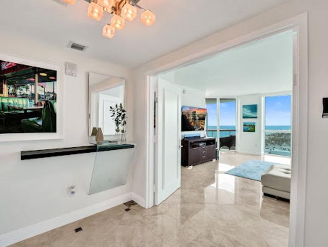 Apartment with pool