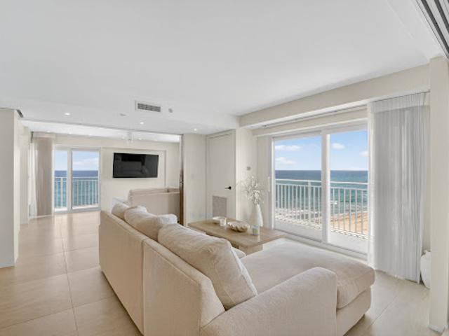 Apartment with pool