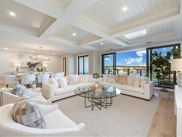 Apartment with pool