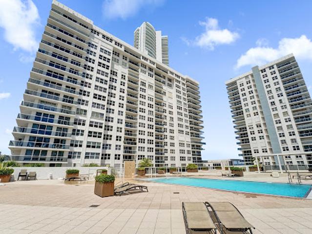 Apartment with pool