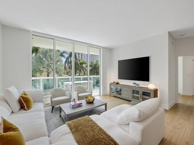 Apartment with pool