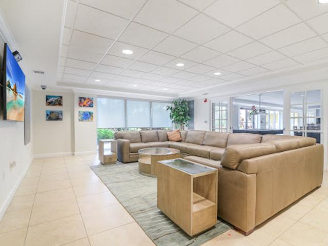 Apartment with pool