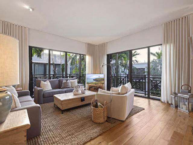 Apartment with pool