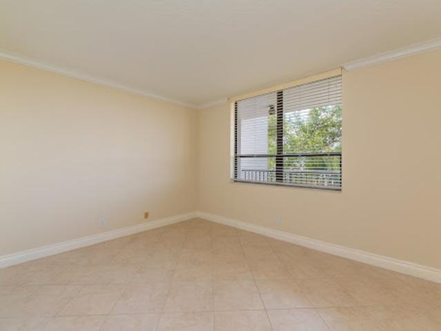 Apartment with pool