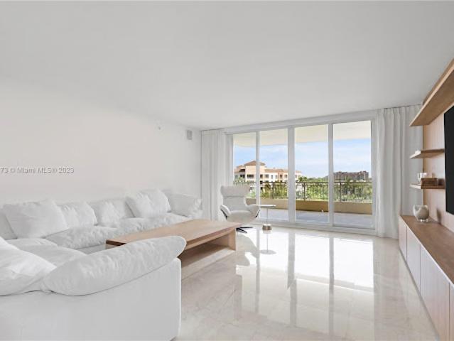 Apartment with pool