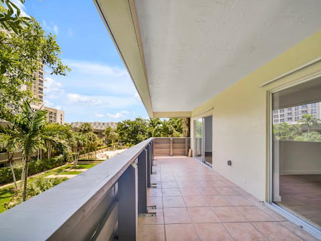Apartment with pool