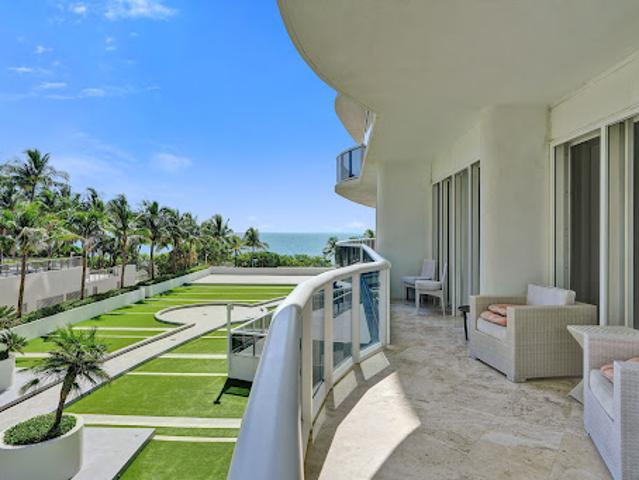 Apartment with pool