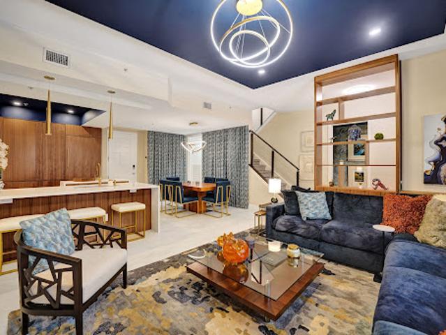 Apartment with pool