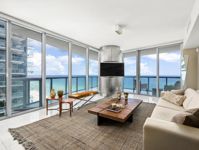 Apartment with pool