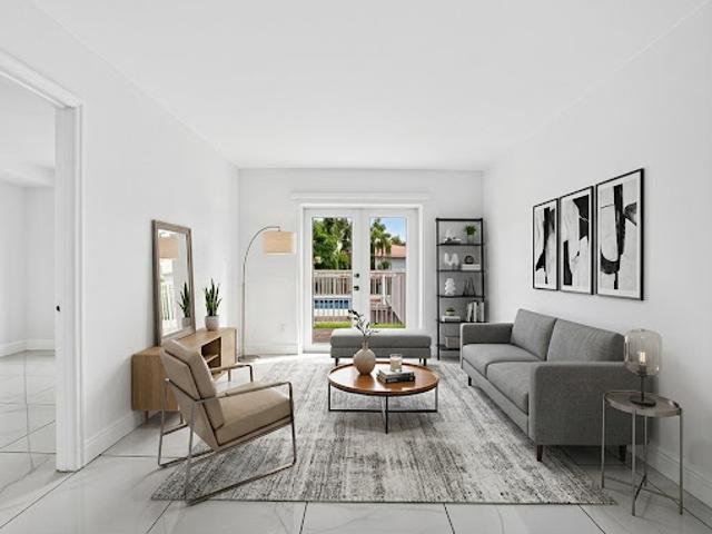 Apartment with pool