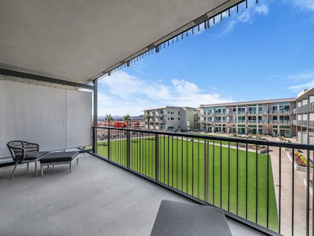 Apartment with pool