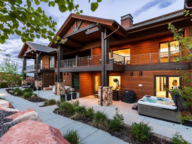 Apartment with pool